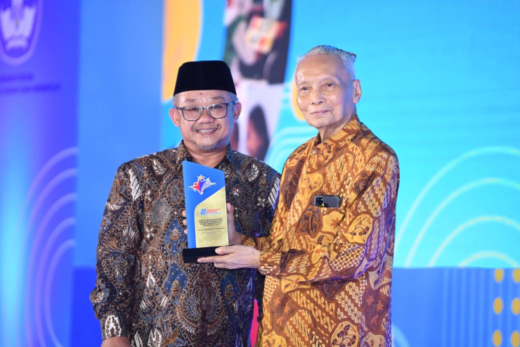 Siaran Pers: Penghargaan Kemendikdasmen Atas Dedikasi Wardiman Djodjonegoro pada Pendidikan ...