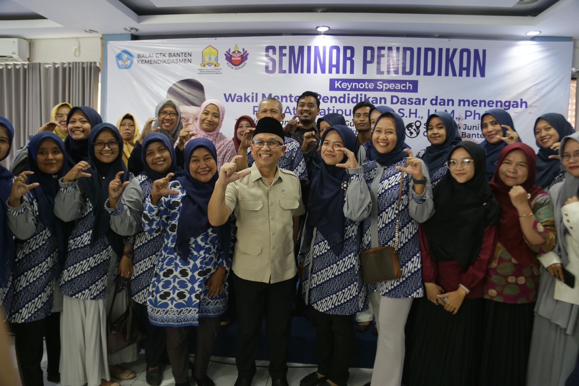 Siaran Pers: Solusi Keterbatasan Daya Tampung SPMB 2025, Kemendikdasmen Dorong Kerja Sama dengan ...